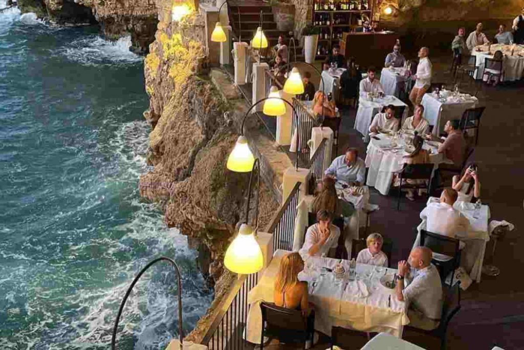 Se vai in Puglia non puoi perderti il ristorante di Polignano a Mare ...