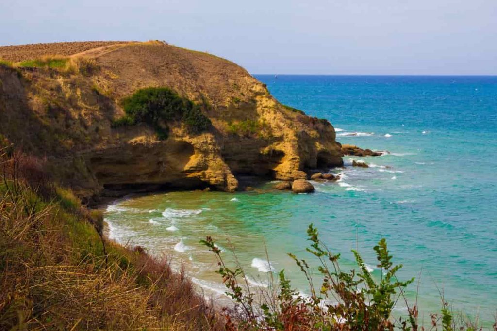 Mare, 5 mete in Italia poco frequentate dove stare da soli in ...